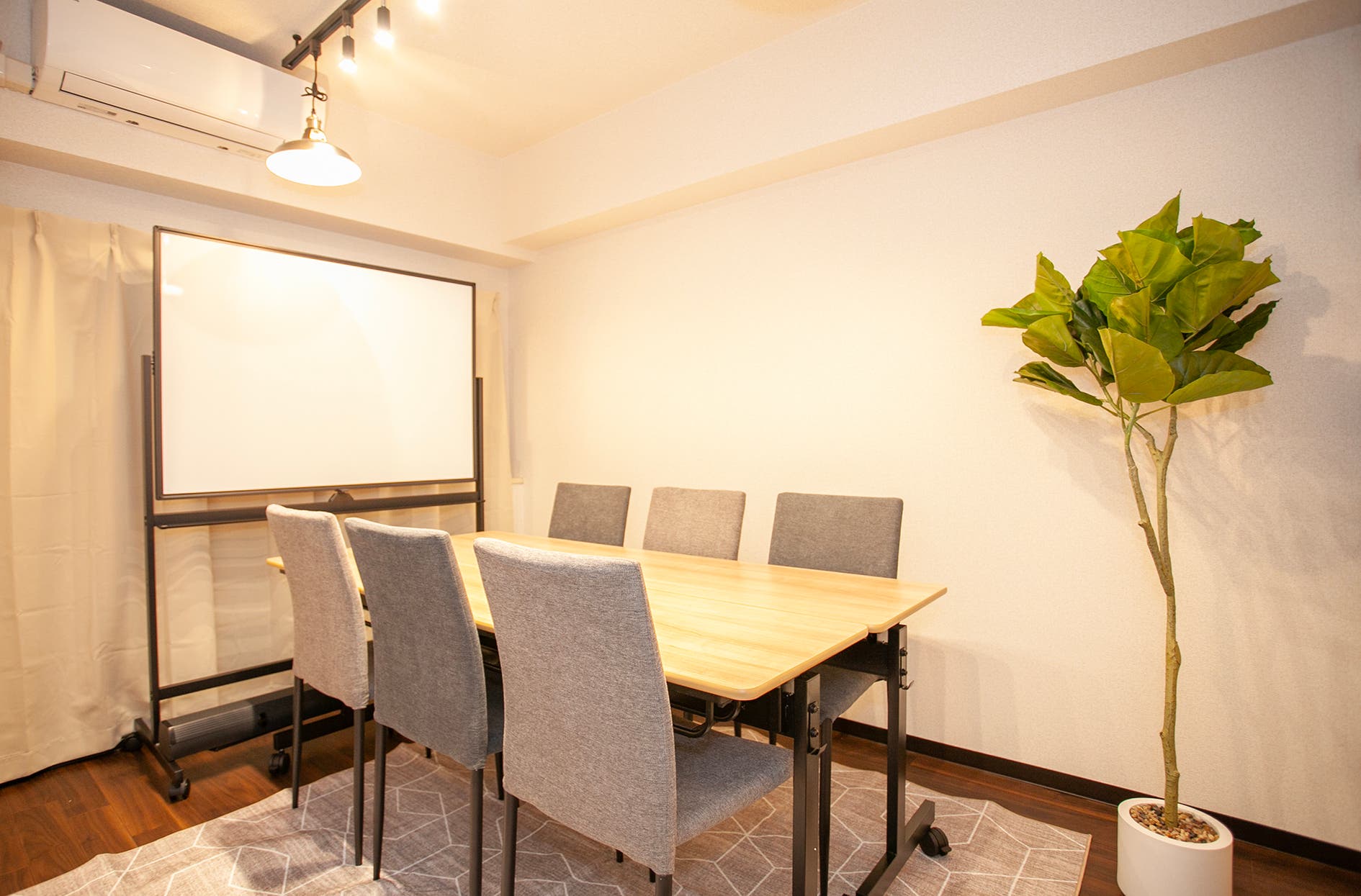綺麗・安い・快適な会議室です！様々な用途にご利用いただけますの写真1