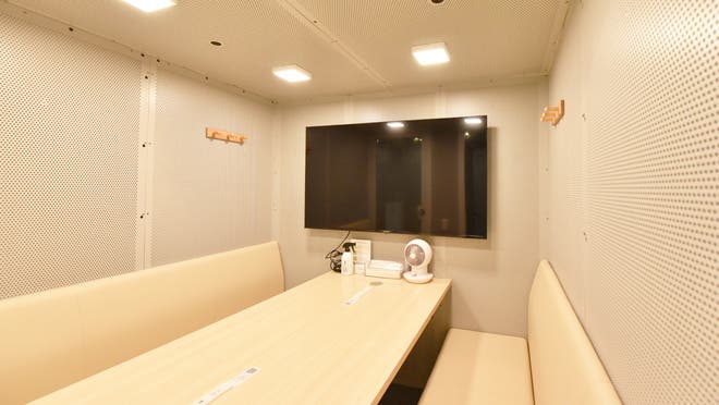 【下北沢駅徒歩1分|24時間営業|12PGブース】最大6名/防音完全個室/高速Wi-Fi/55型モニタ/会議・商談・面接・作業等の写真2