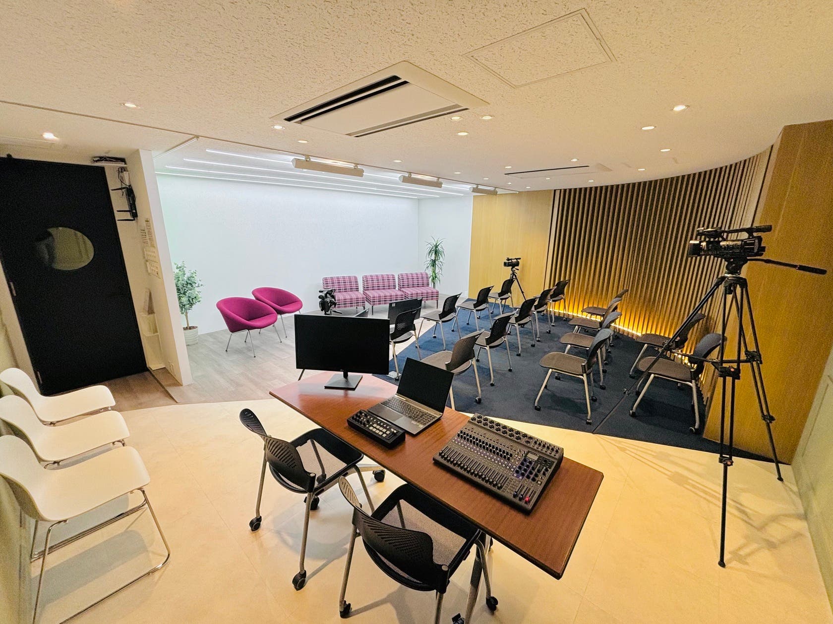 駅徒歩1分！配信や番組収録、インタビュー動画や対談撮影など様々な用途でご利用いただけます！グリーンバック合成も可能！の写真5