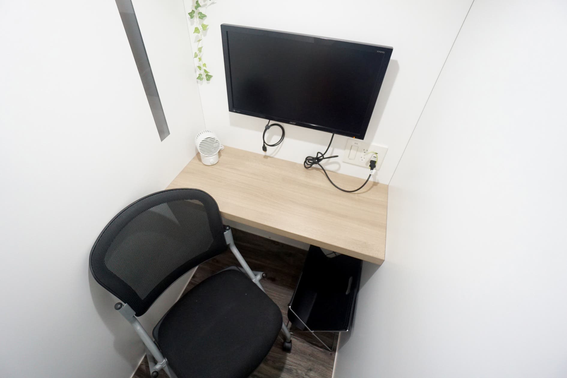 ＜ワークブース調布駅前No.2＞1人用個室🚪Wi-Fi📶電源🔌モニター🖥️テレワーク/オンライン会議/作業の写真1