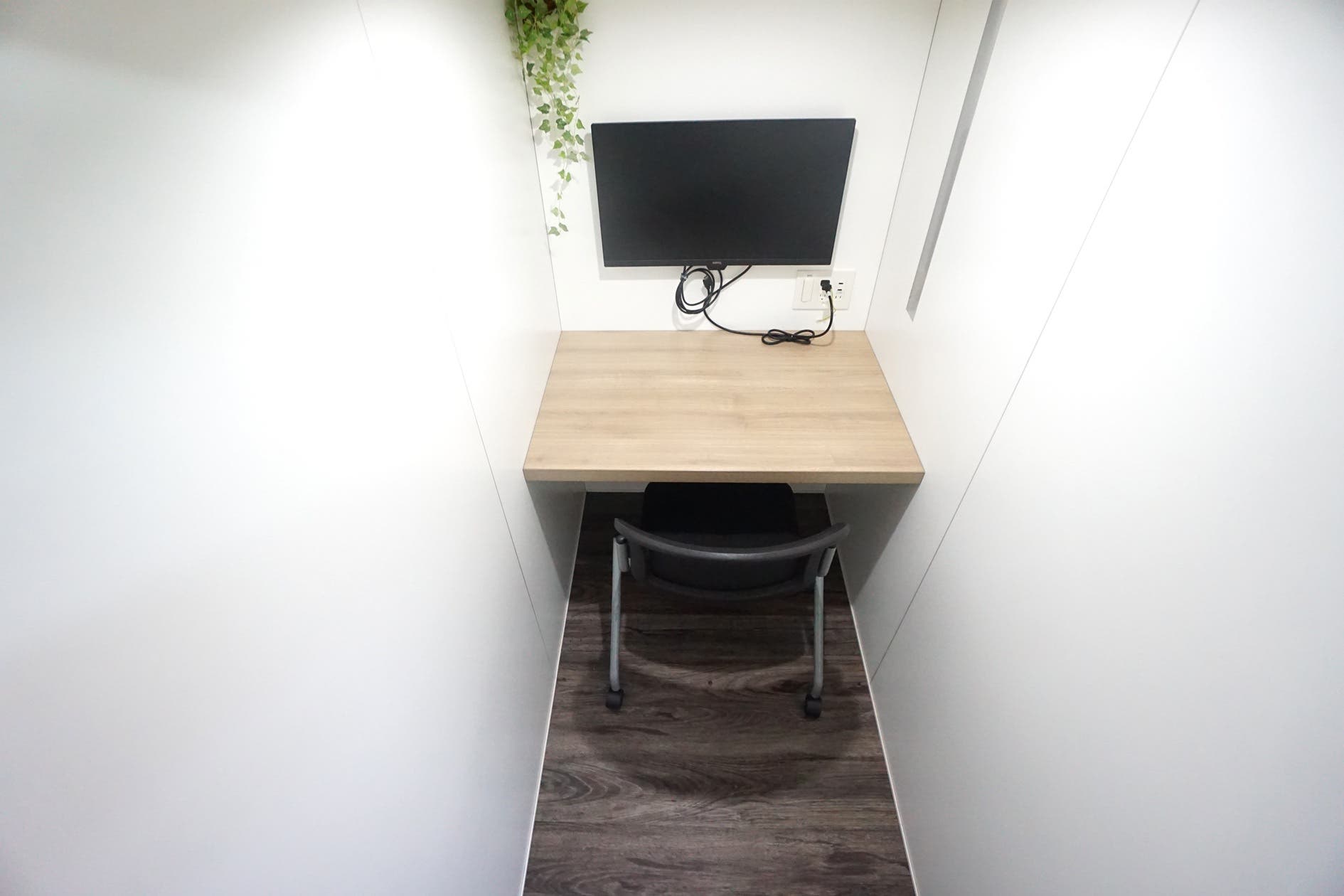 ＜ワークブース調布駅前No.4＞1人用個室🚪Wi-Fi📶電源🔌モニター🖥️テレワーク/オンライン会議/作業の写真3