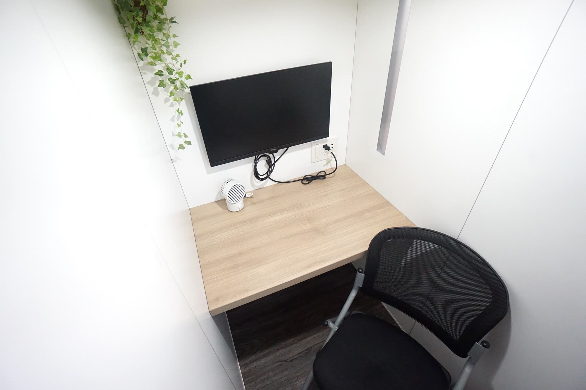 ＜ワークブース調布駅前No.4＞1人用個室🚪Wi-Fi📶電源🔌モニター🖥️テレワーク/オンライン会議/作業の写真4