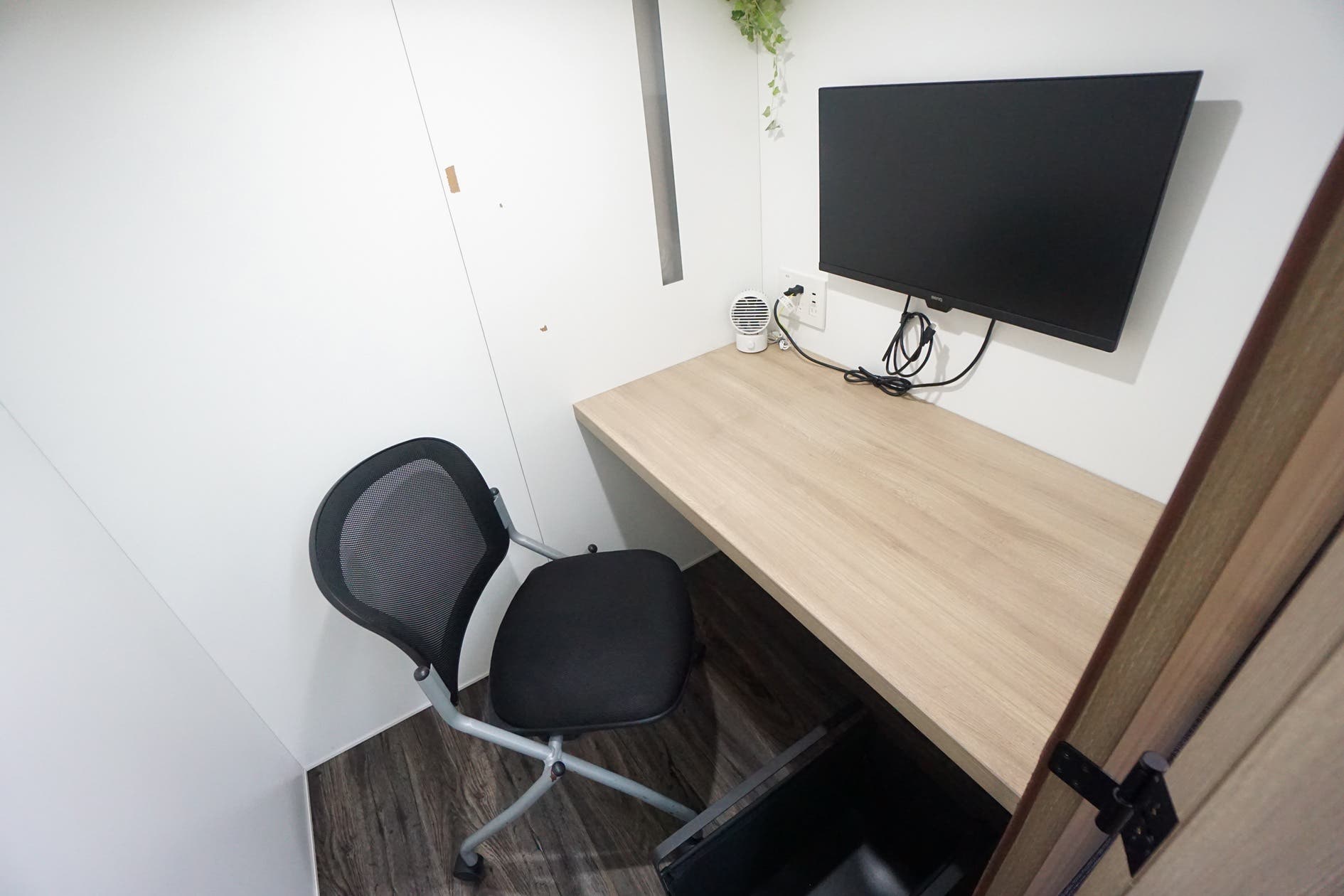＜ワークブース調布駅前No.5＞1人用個室🚪Wi-Fi📶電源🔌モニター🖥️テレワーク/オンライン会議/作業の写真1