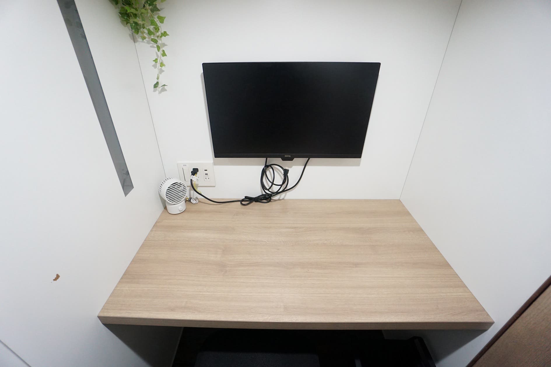 ＜ワークブース調布駅前No.5＞1人用個室🚪Wi-Fi📶電源🔌モニター🖥️テレワーク/オンライン会議/作業の写真2