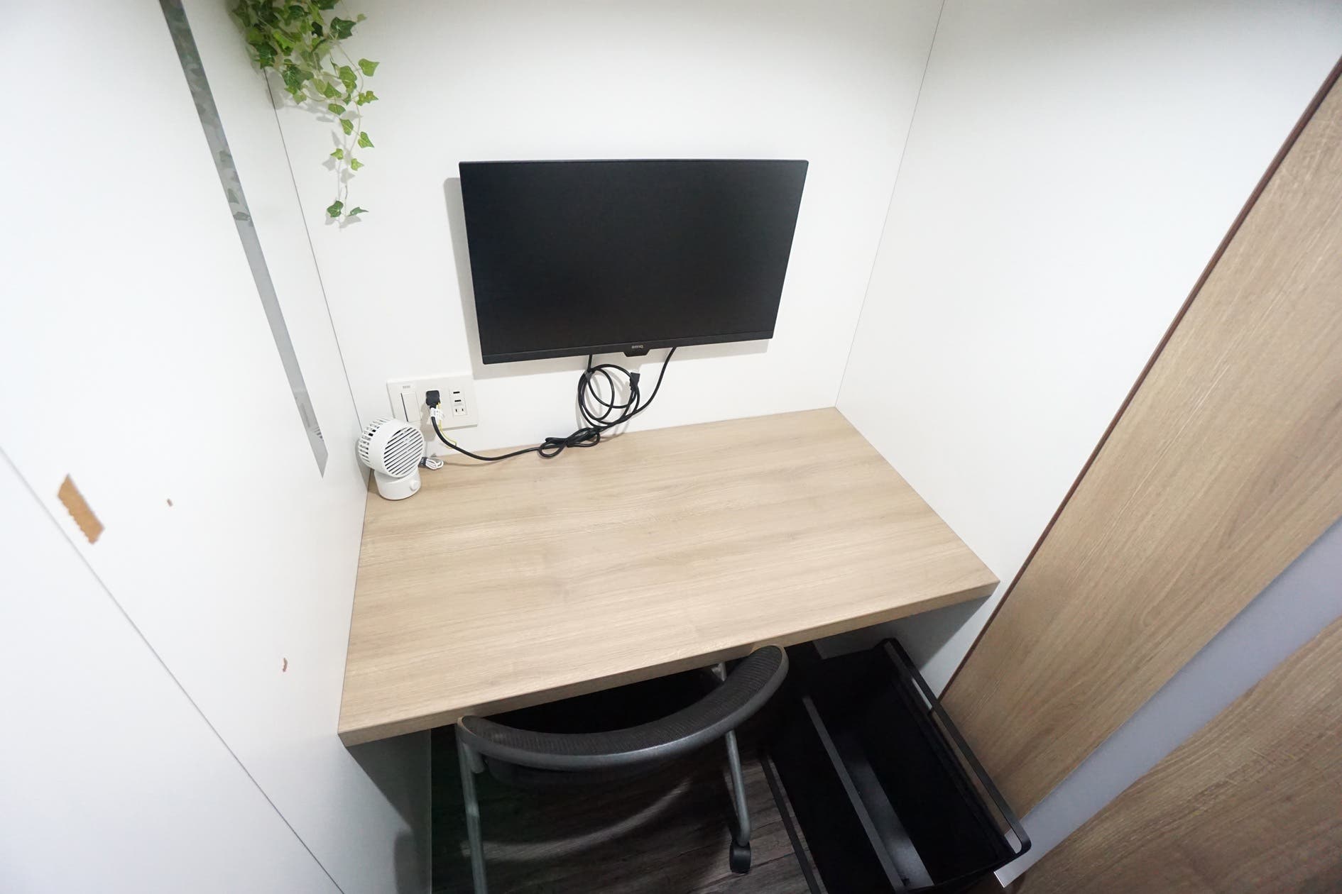 ＜ワークブース調布駅前No.5＞1人用個室🚪Wi-Fi📶電源🔌モニター🖥️テレワーク/オンライン会議/作業の写真3