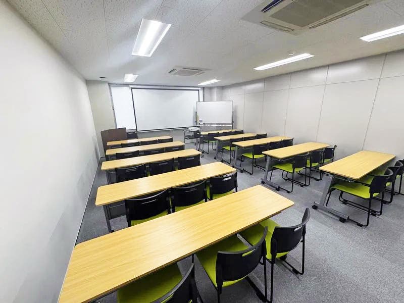 <会議室①>コスパ良✨岡山駅徒歩5分 / 最大36名 / 高速WIFI / プロジェクター 会議やセミナーに最適な会議室✨の写真1