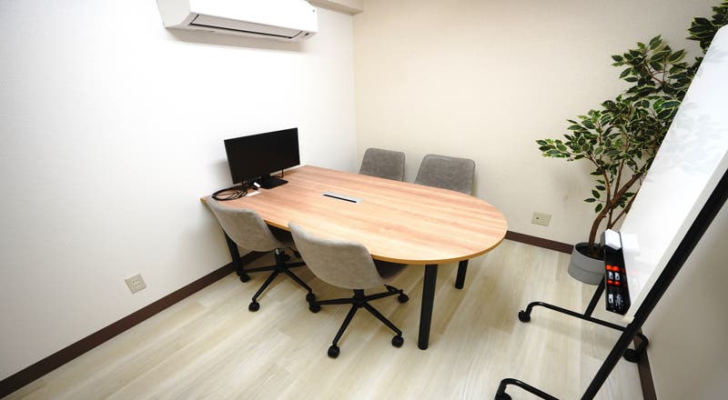 ＜大手町Terrace 会議室No.1＞西小倉コワーキングスペース✨4名収容個室🚪光回線Wi-Fi📶モニターあり🖥️