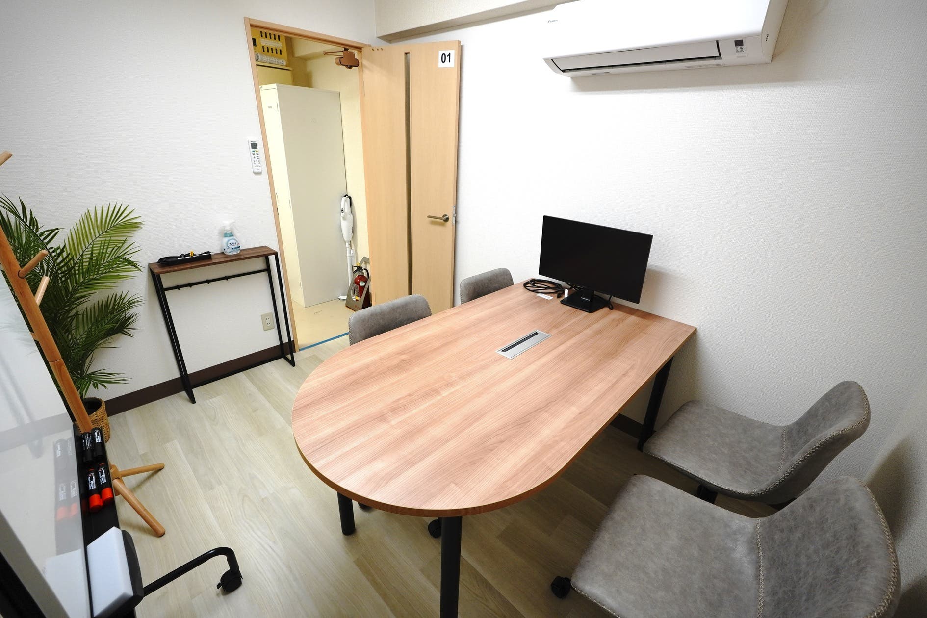 ＜大手町Terrace 会議室No.1＞西小倉コワーキングスペース✨4名収容個室🚪光回線Wi-Fi📶モニターあり🖥️の写真2