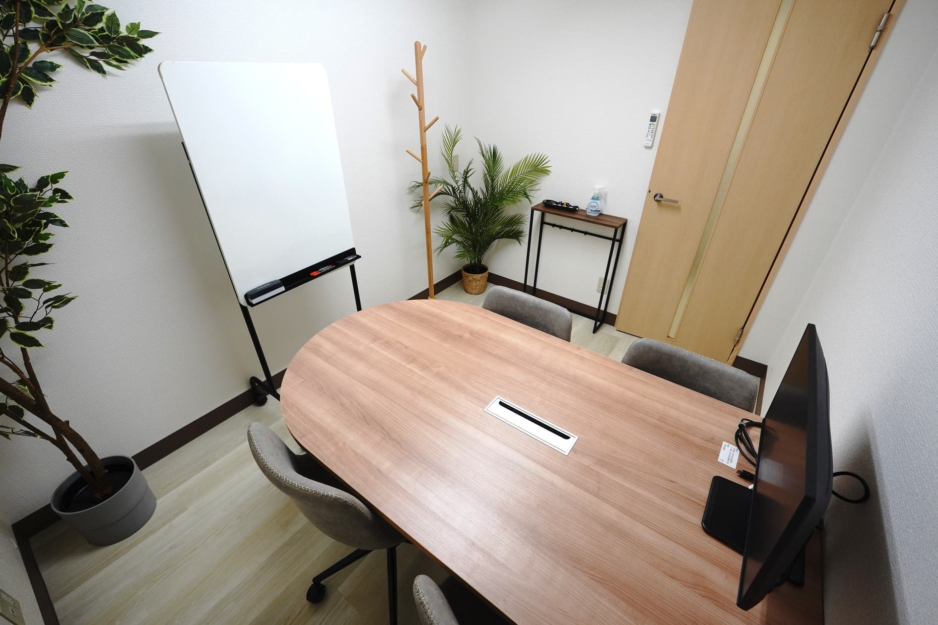 ＜大手町Terrace 会議室No.1＞西小倉コワーキングスペース✨4名収容個室🚪光回線Wi-Fi📶モニターあり🖥️の写真3