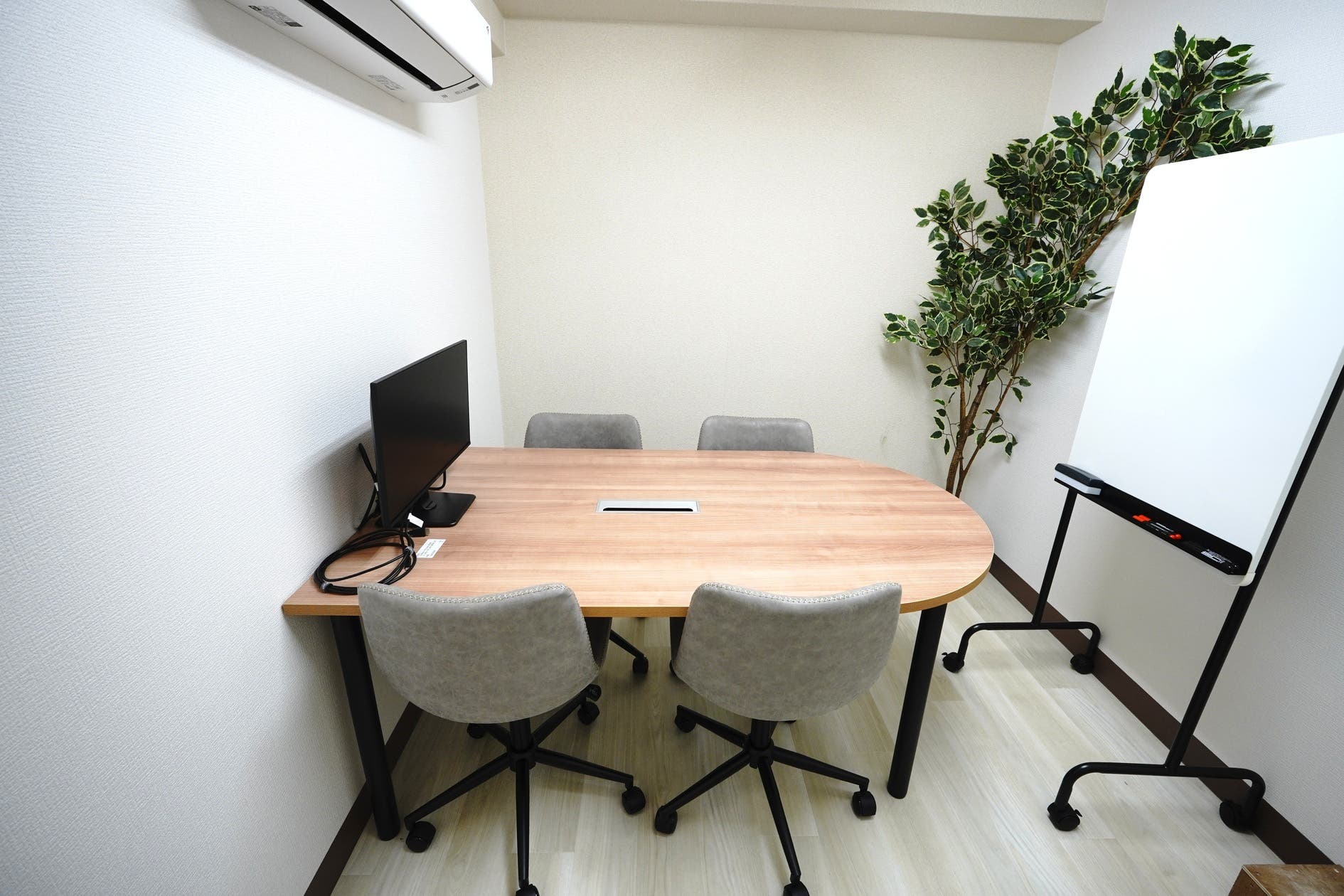 ＜大手町Terrace 会議室No.1＞西小倉コワーキングスペース✨4名収容個室🚪光回線Wi-Fi📶モニターあり🖥️の写真5