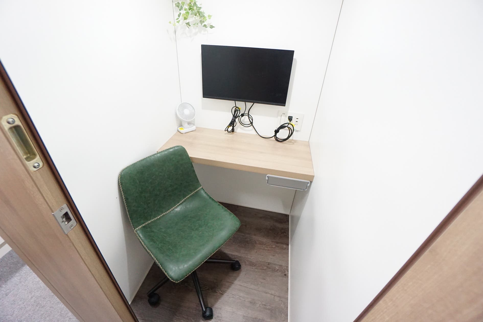 ＜BIZ DESK 新横浜No.1＞1人用個室🚪ナノイー発生機✨Wi-Fi📶電源🔌モニター🖥️テレワーク/Web会議の写真1