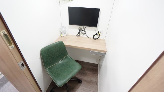 <BIZ DESK 新横浜No.1>1人用個室🚪ナノイー発生機✨Wi-Fi📶電源🔌モニター🖥️テレワーク/Web会議の写真1