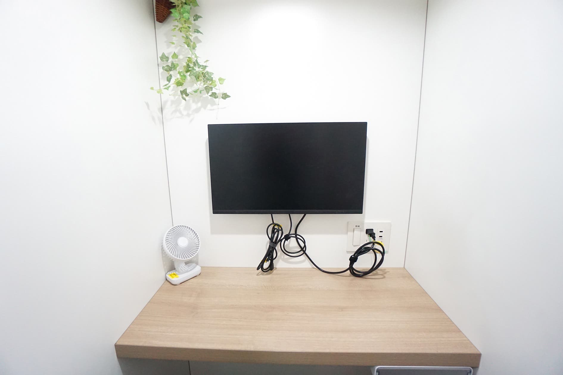 ＜BIZ DESK 新横浜No.1＞1人用個室🚪ナノイー発生機✨Wi-Fi📶電源🔌モニター🖥️テレワーク/Web会議の写真2