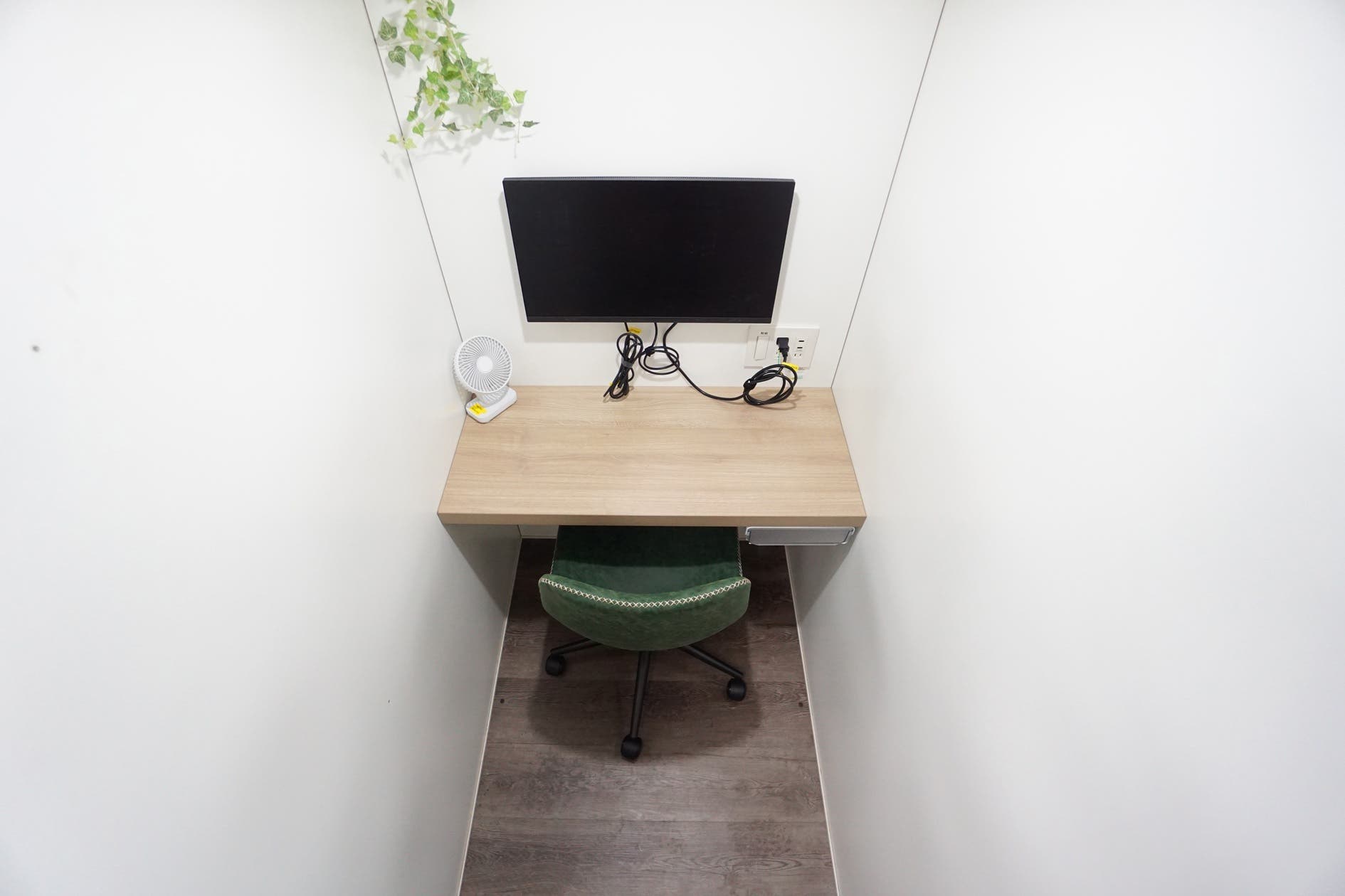 ＜BIZ DESK 新横浜No.1＞1人用個室🚪ナノイー発生機✨Wi-Fi📶電源🔌モニター🖥️テレワーク/Web会議の写真3