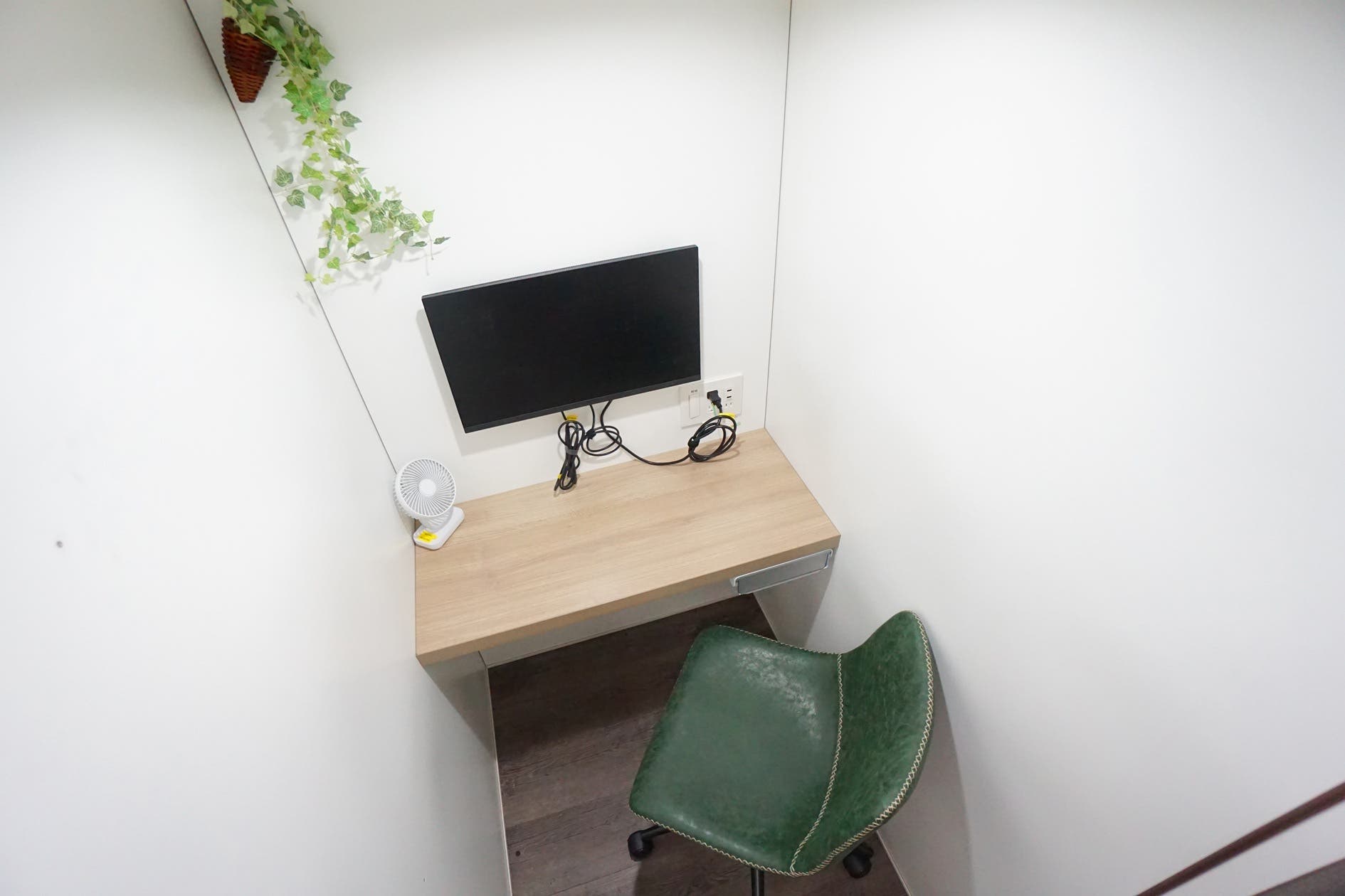 ＜BIZ DESK 新横浜No.1＞1人用個室🚪ナノイー発生機✨Wi-Fi📶電源🔌モニター🖥️テレワーク/Web会議の写真4