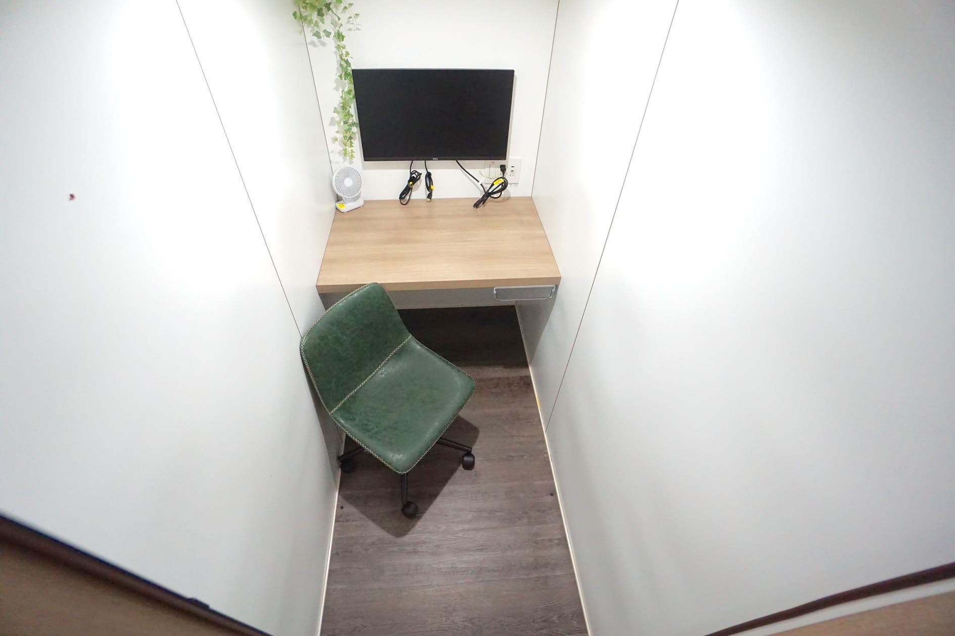 ＜BIZ DESK 新横浜No.3＞1人用個室🚪ナノイー発生機✨Wi-Fi📶電源🔌モニター🖥️テレワーク/Web会議の写真4