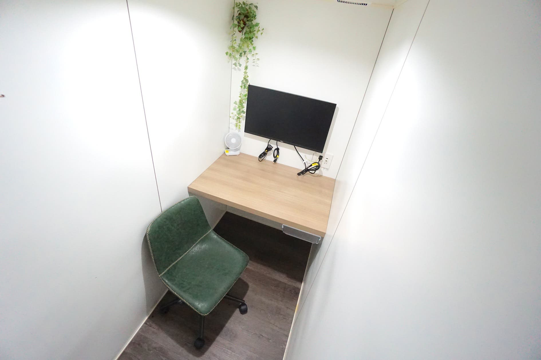 ＜BIZ DESK 新横浜No.4＞1人用個室🚪ナノイー発生機✨Wi-Fi📶電源🔌モニター🖥️テレワーク/Web会議の写真1