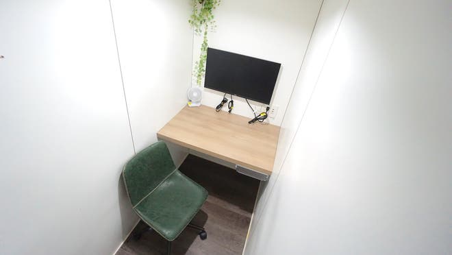 <BIZ DESK 新横浜No.4>1人用個室🚪ナノイー発生機✨Wi-Fi📶電源🔌モニター🖥️テレワーク/Web会議の写真1