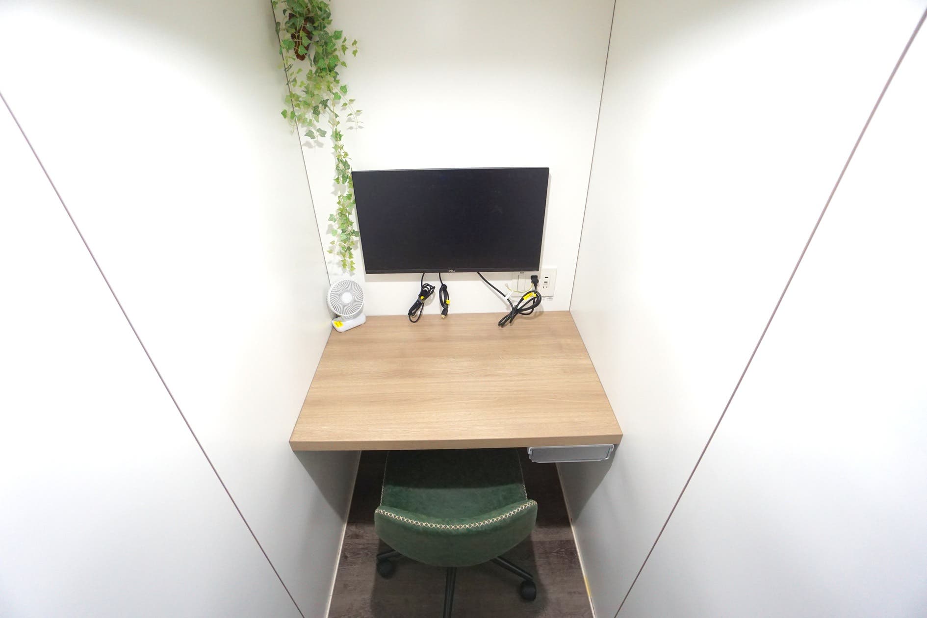 ＜BIZ DESK 新横浜No.4＞1人用個室🚪ナノイー発生機✨Wi-Fi📶電源🔌モニター🖥️テレワーク/Web会議の写真3