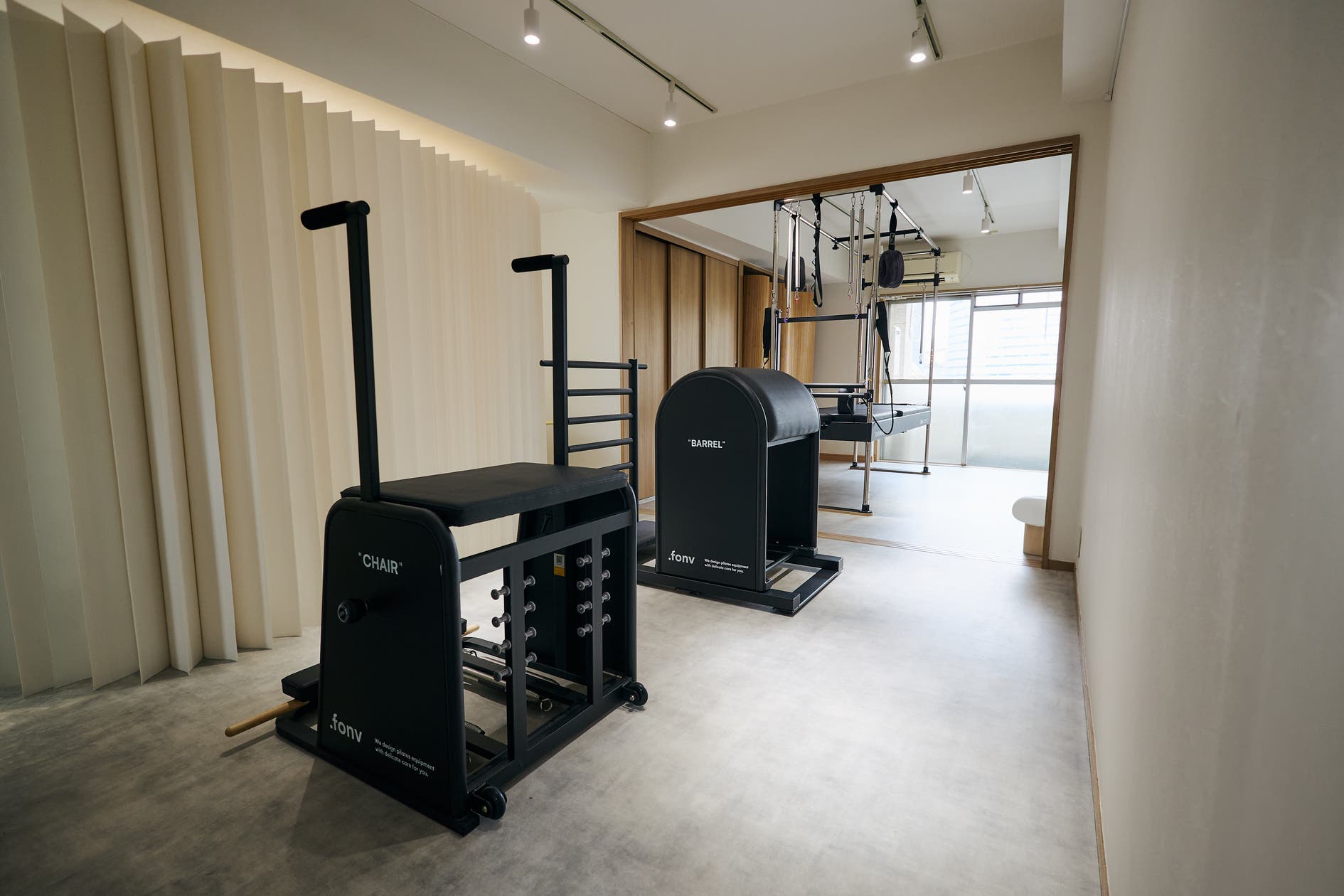 【広々31㎡/黒×ウッド基調】|国内稀少マシン導入|キャフォーマー・バレル・チェア完備|スチール撮影可の写真1