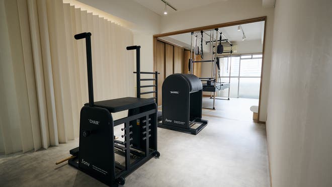 【広々31㎡/黒×ウッド基調】|国内稀少マシン導入|キャフォーマー・バレル・チェア完備|スチール撮影可の写真1