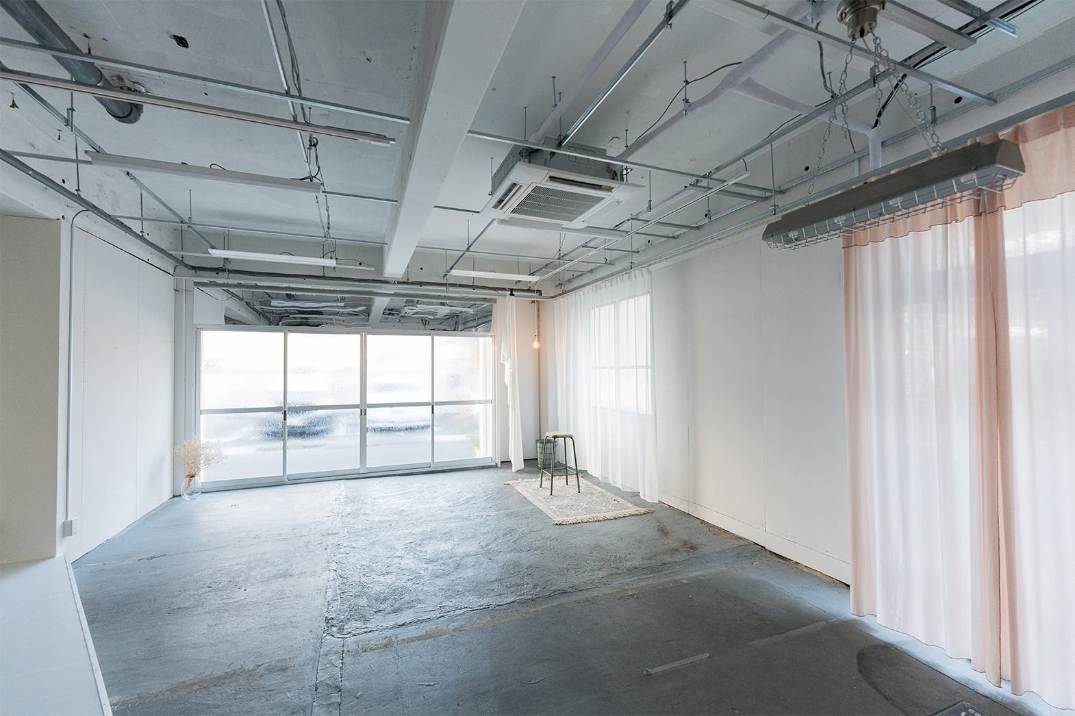 ✨NEW OPEN✨ 白空間と無骨なモルタル空間が共存する、倉庫リノベ撮影スタジオ｜東陽町徒歩7分の写真5