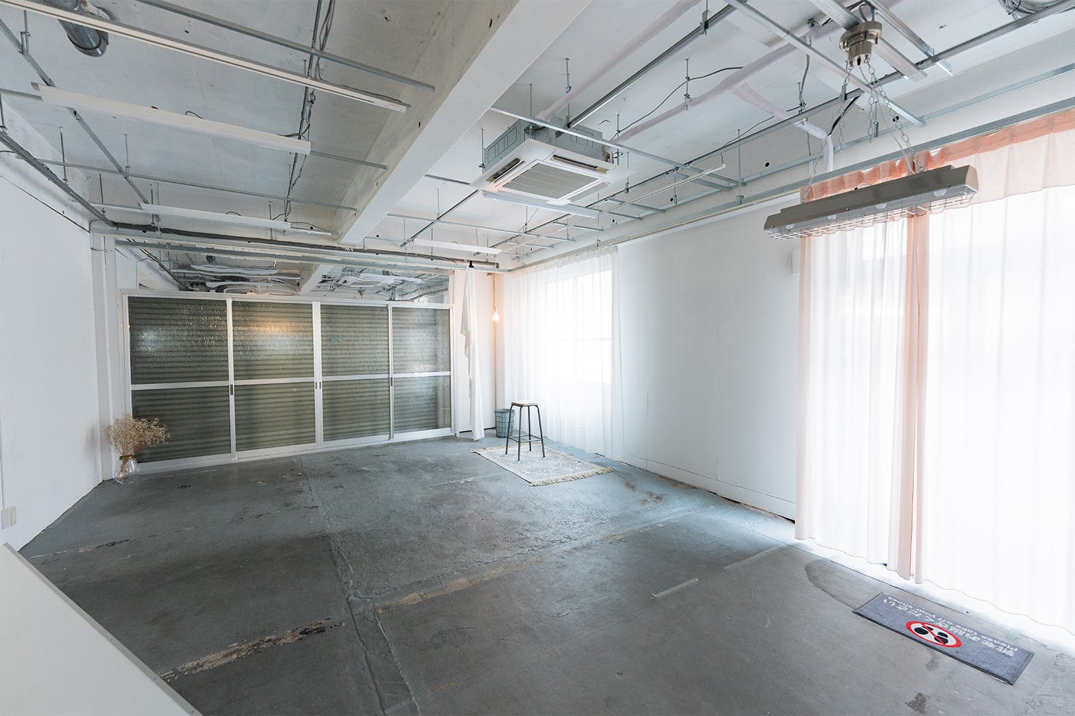 ✨NEW OPEN✨ 白空間と無骨なモルタル空間が共存する、倉庫リノベ撮影スタジオ｜東陽町徒歩7分の写真14