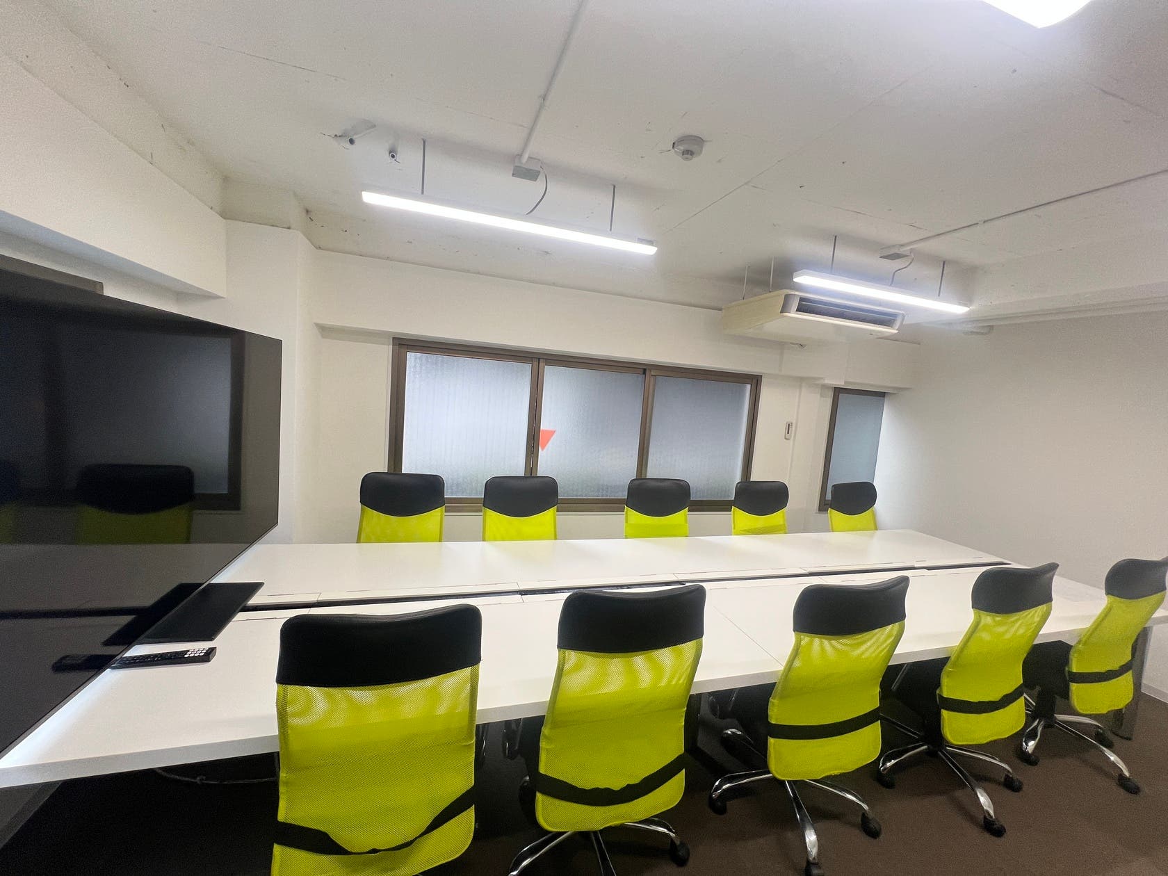 【新富町4分・八丁堀4分・宝町6分】最大18名｜大会議室14席＋商談室4席｜75インチモニター完備の写真4