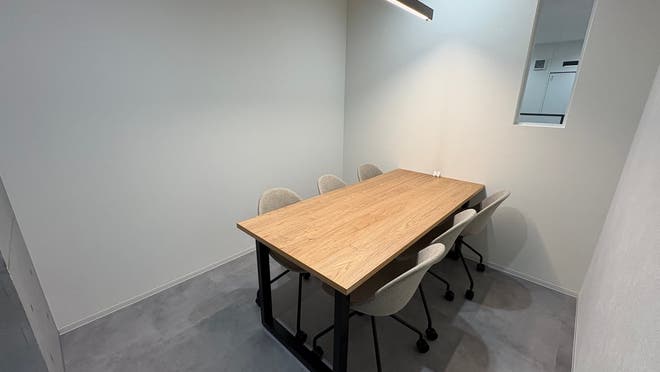 【元町・中華街駅徒歩1分】6名利用向け完全個室会議室【入口】の写真1
