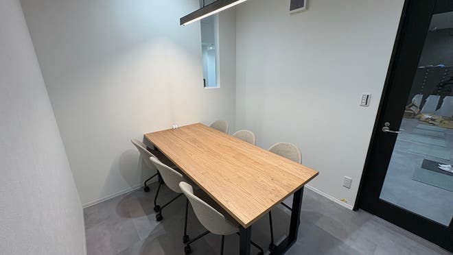 【元町・中華街駅徒歩1分】6名利用向け完全個室会議室【入口】の写真2