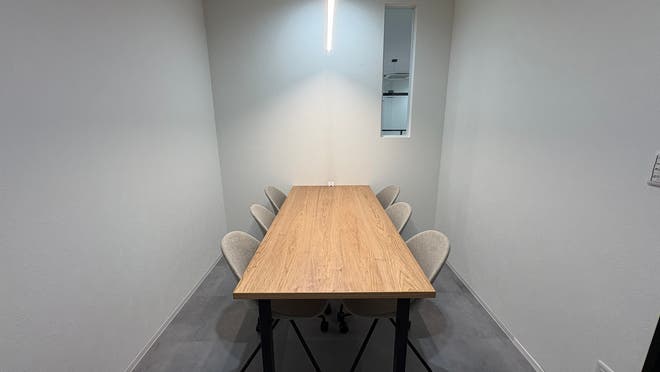 【元町・中華街駅徒歩1分】6名利用向け完全個室会議室【入口】の写真3