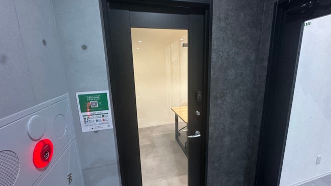 【元町・中華街駅徒歩1分】6名利用向け完全個室会議室【入口】の写真4