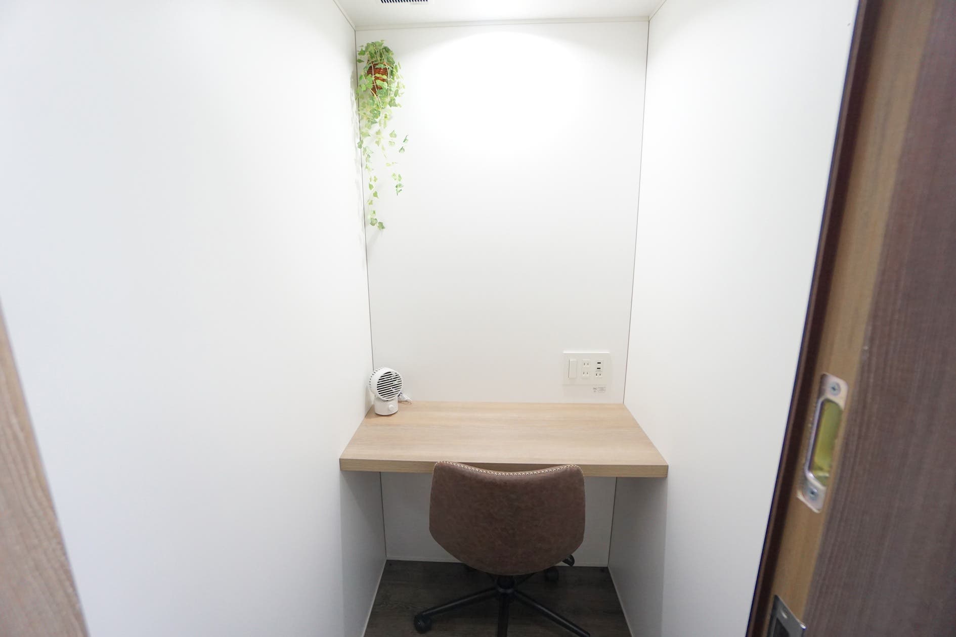 ＜TKPビズ BOX ガーデンシティPREMIUM秋葉原No.1＞1人用個室🚪光回線Wi-Fi📶電源🔌テレワークの写真1