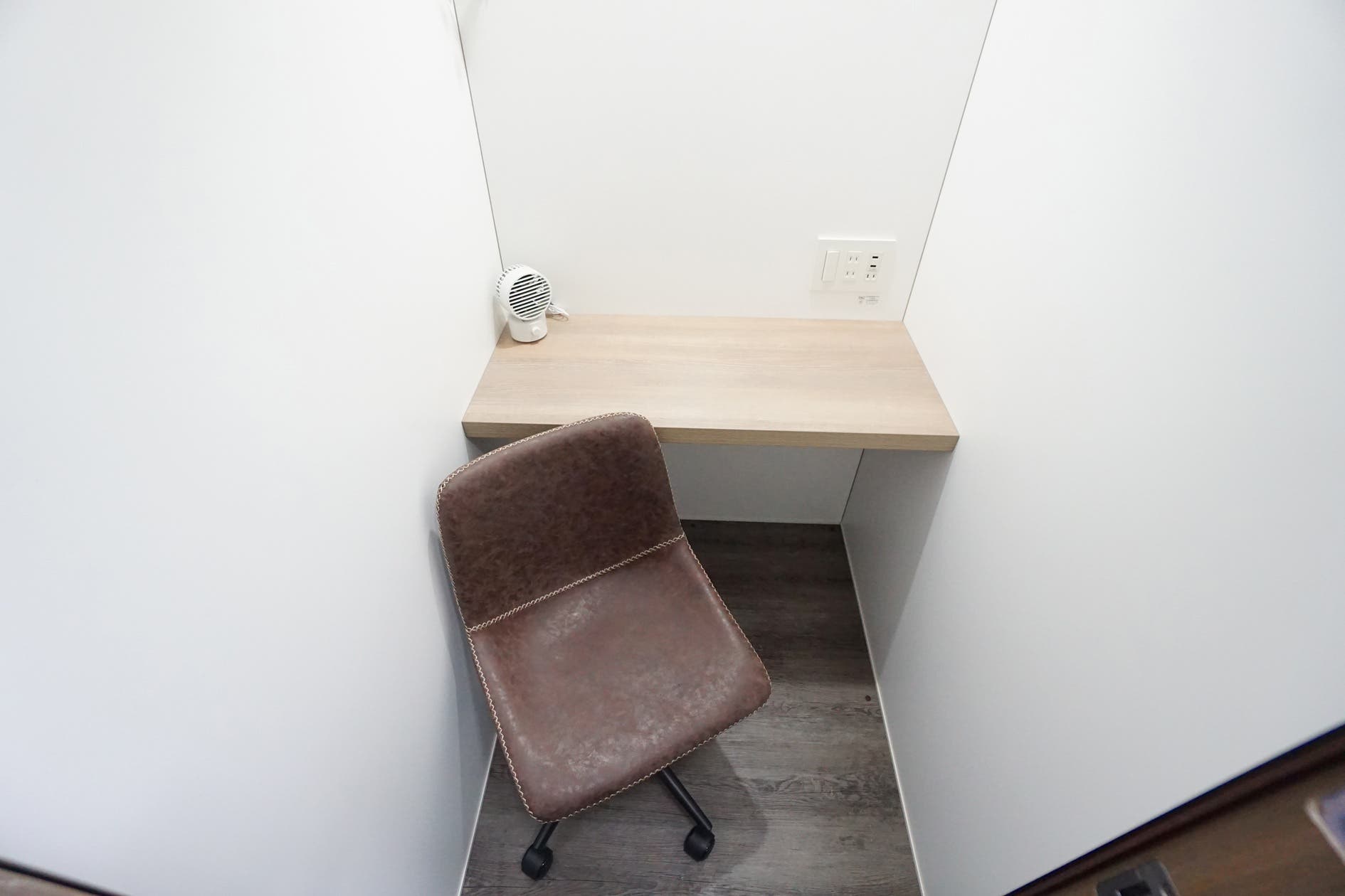 ＜TKPビズ BOX ガーデンシティPREMIUM秋葉原No.1＞1人用個室🚪光回線Wi-Fi📶電源🔌テレワークの写真2