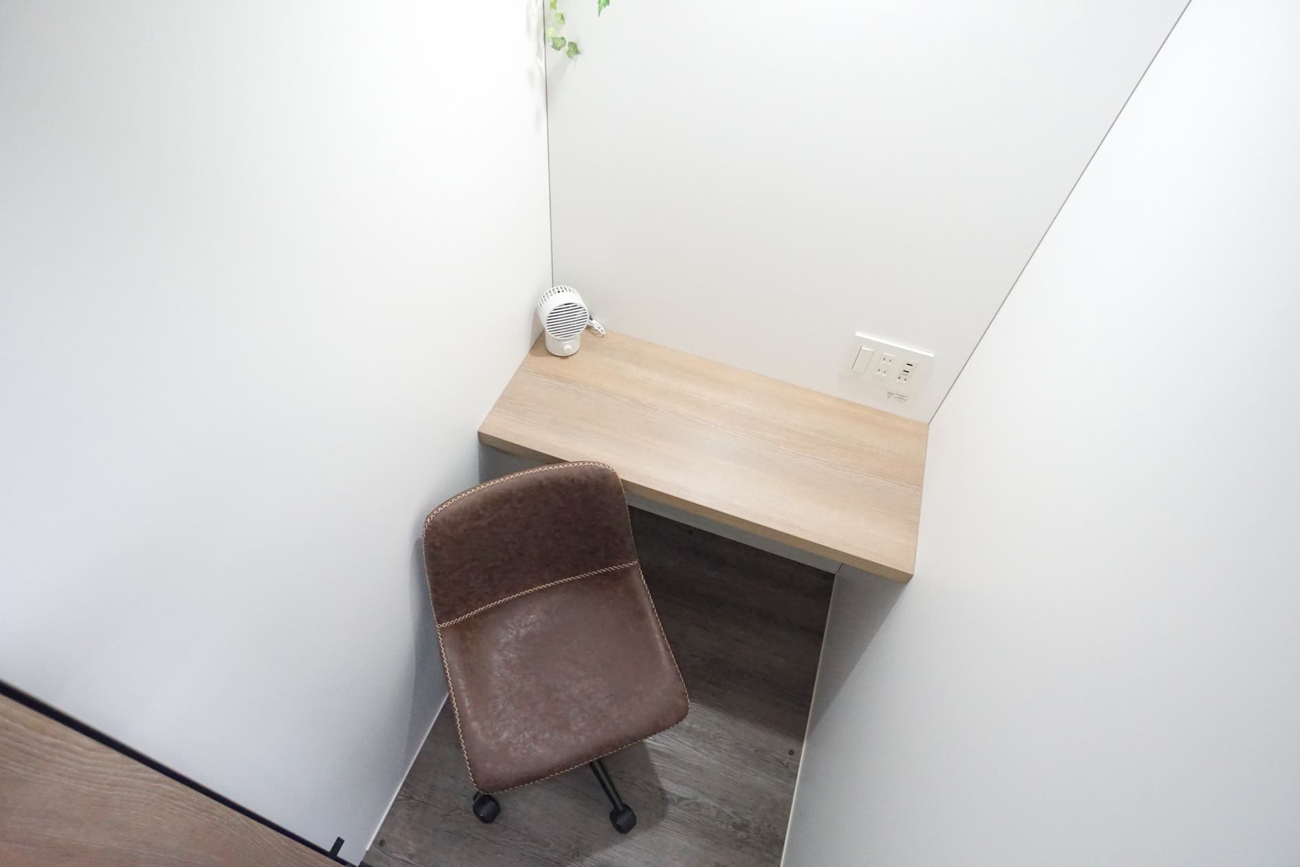 ＜TKPビズ BOX ガーデンシティPREMIUM秋葉原No.1＞1人用個室🚪光回線Wi-Fi📶電源🔌テレワークの写真4