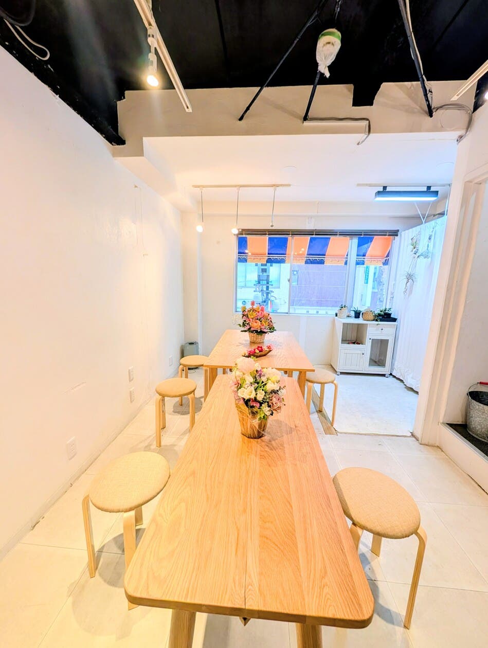 浦和駅西口すぐ！さくら草通りの好立地。温かみのある木製家具と明るい自然光に包まれる、アットホームなコミュニティスペースです。の写真1