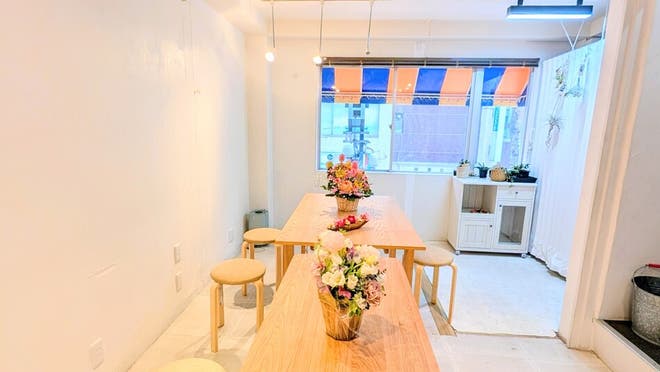 浦和駅西口すぐ!さくら草通りの好立地。温かみのある木製家具と明るい自然光に包まれる、アットホームなコミュニティスペースです。の写真1