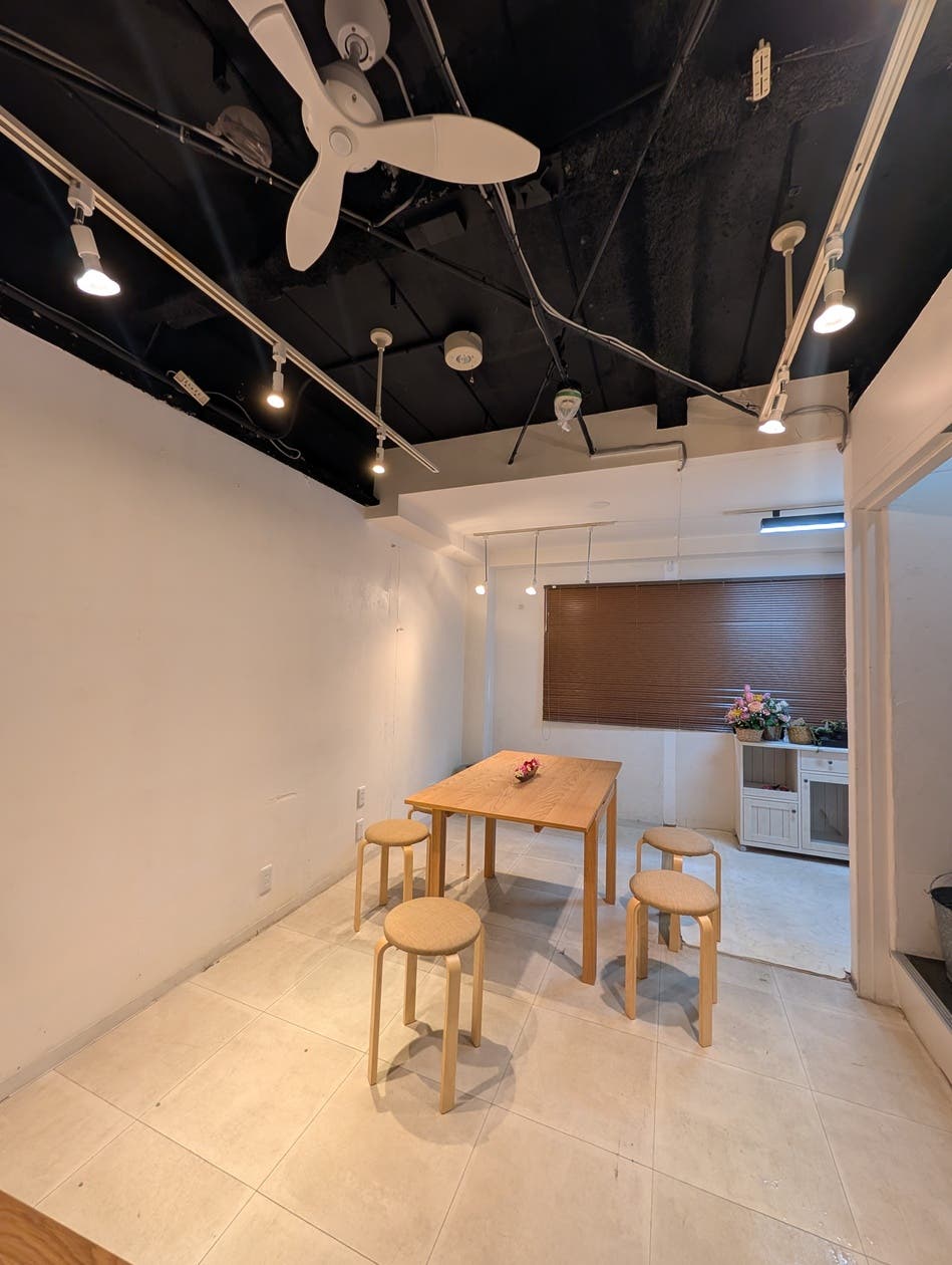 浦和駅西口すぐ！さくら草通りの好立地。温かみのある木製家具と明るい自然光に包まれる、アットホームなコミュニティスペースです。の写真2