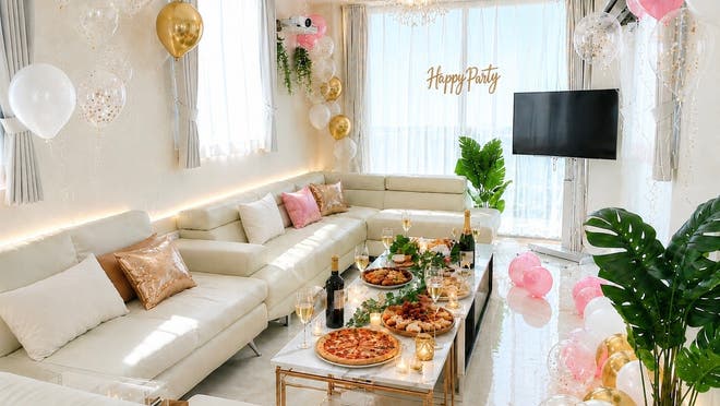 ホワイトモダンの洗練ラウンジ空間🥂ハイスペ女子会・おしゃれ記念日・大人のワイン会🍷プロジェクター完備✨の写真1