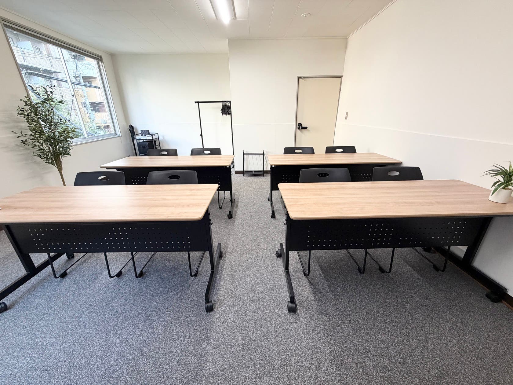 ㊗️新規OPEN‼️【谷町四丁目駅】徒歩３分｜完全個室会議室｜会議・セミナー・商談・面接に◎✨５0型モニター・ホワイトボード完備の写真3
