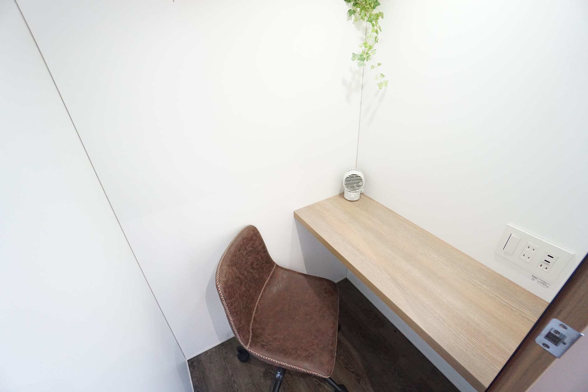 ＜TKPビズ BOX 秋葉原カンファレンスセンターNo.4＞1人用個室🚪光回線Wi-Fi📶電源🔌テレワーク/オンライン会議の写真1