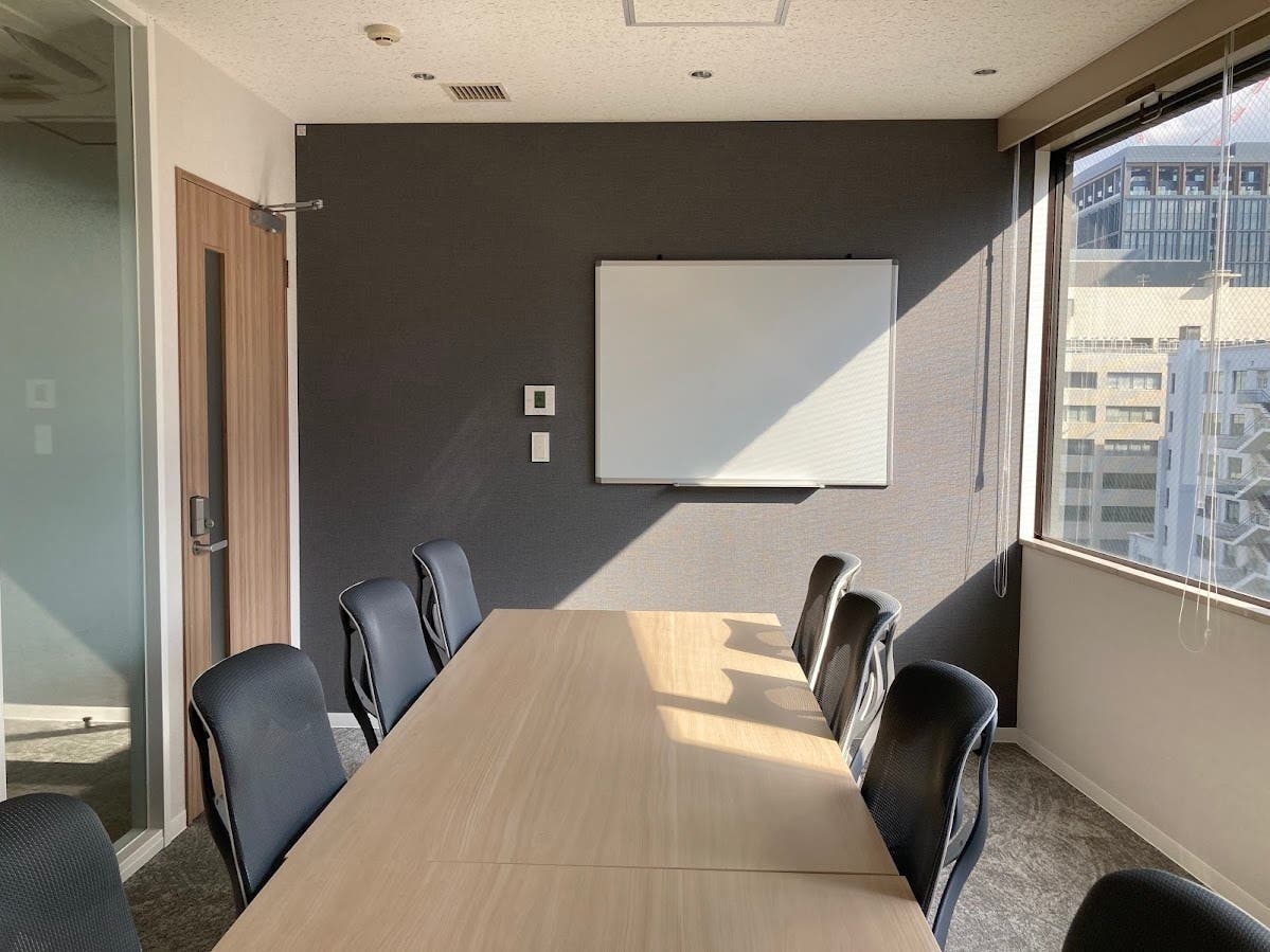 【天神駅4分】定員8名！会議・商談に最適な完全個室／Room04の写真1