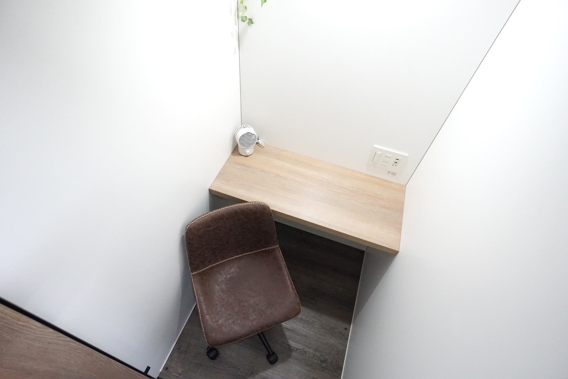 ＜TKPビズ BOX ガーデンシティPREMIUM大阪駅前No.2＞1人用個室🚪光回線Wi-Fi📶電源🔌テレワークの写真4