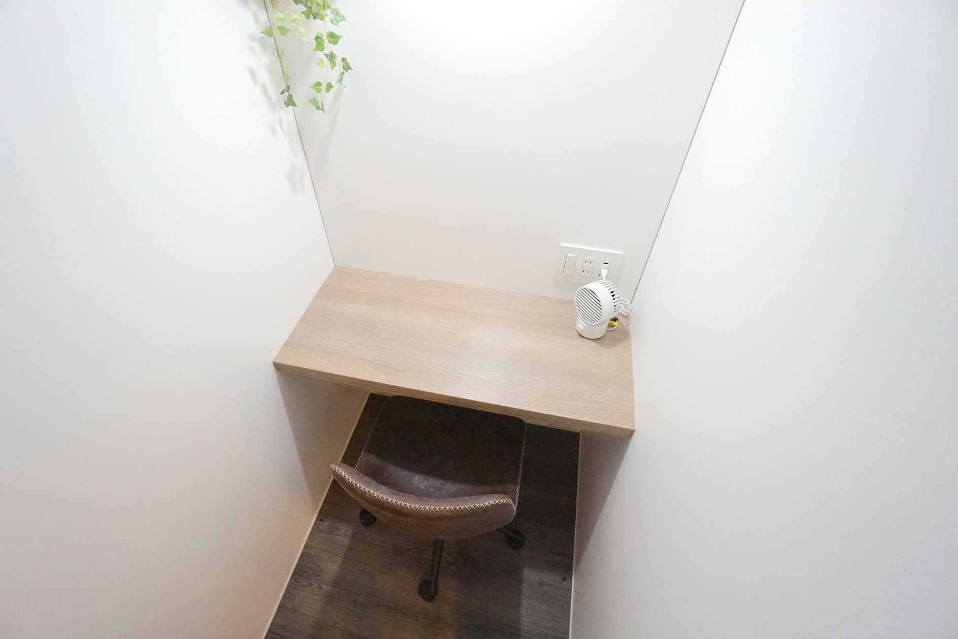 ＜TKPビズ BOX ガーデンシティPREMIUM大阪駅前No.3＞1人用個室🚪光回線Wi-Fi📶電源🔌テレワークの写真1