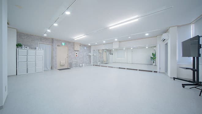 オープン特価🎉|広々1フロアー貸切✨六本松駅徒歩5分|ダンスやヨガ|動画撮影|大型ミラー6m|モニター|更衣室|無料備品多数|の写真1