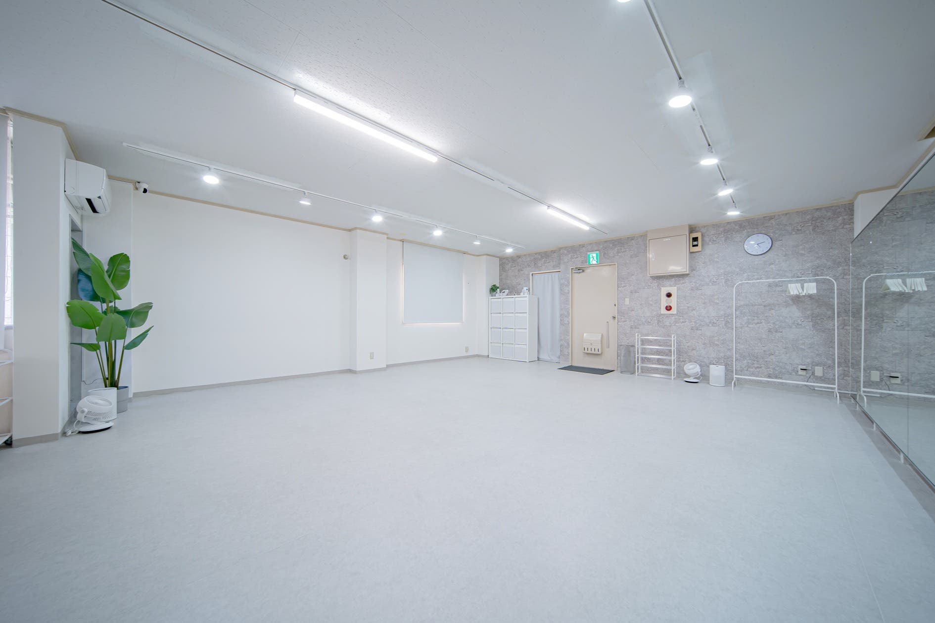 オープン特価🎉｜広々１フロアー貸切✨六本松駅徒歩5分｜ダンスやヨガ｜動画撮影｜大型ミラー6m｜モニター｜更衣室｜無料備品多数｜の写真3
