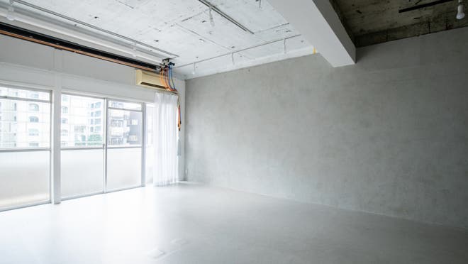 【目黒駅2分】南の自然光×白壁×コンクリ調壁の45㎡|背景紙3色・フルカラーLED無料|物撮り・アパレル・展示会の写真7