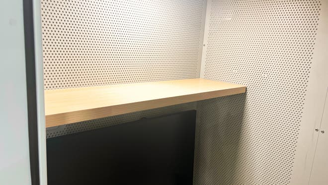 【下北沢駅徒歩1分|24時間営業|2PSブース】防音完全個室/31.5型モニター/充電/web商談・面接・MTG・テレワーク等の写真7
