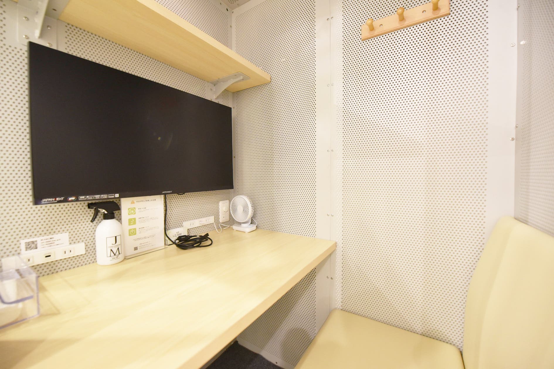【下北沢駅徒歩1分｜24時間営業｜3PSブース】防音完全個室／31.5型モニター／充電／web商談・面接・MTG・テレワーク等の写真2