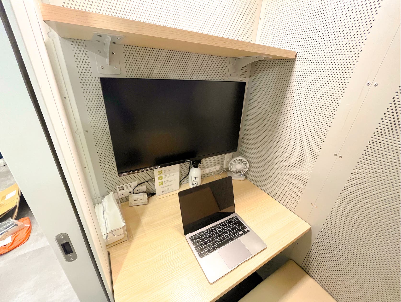 【下北沢駅徒歩1分｜24時間営業｜3PSブース】防音完全個室／31.5型モニター／充電／web商談・面接・MTG・テレワーク等の写真3